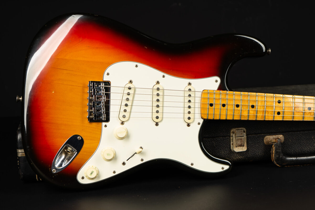 1973 Fender Stratocaster Hardtail - Sunburst - GuitarPoint